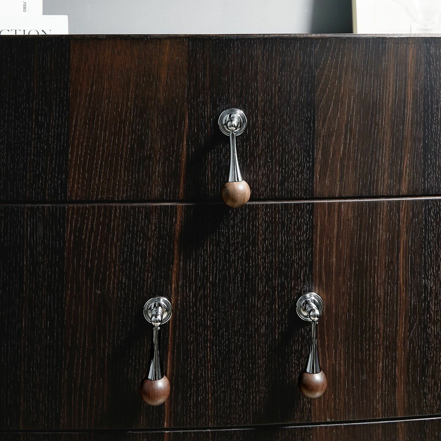 Ручка мебельная с подвеской из грецкого ореха и латуни, 78 мм, серебристый