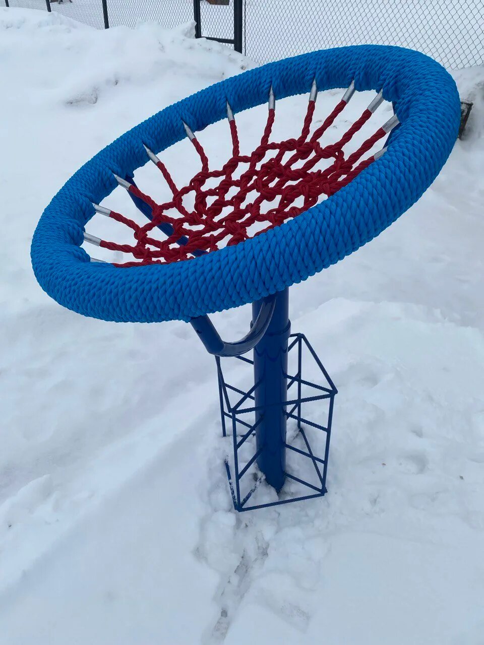 Антивандальные качели гнездо 100 см на вращающейся опоре