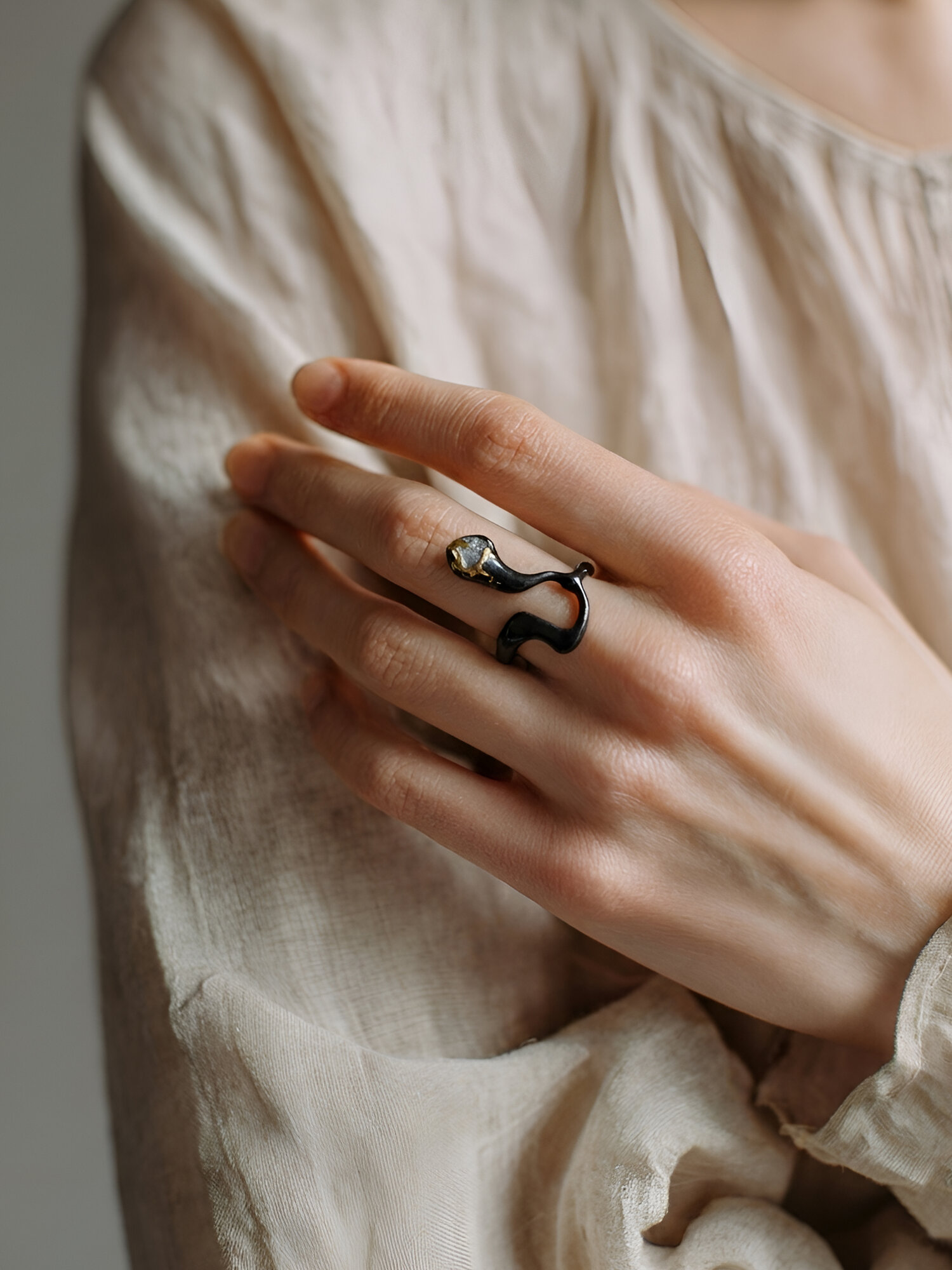 Кольцо тонкое, серебро, 925 проба, золочение, корунд