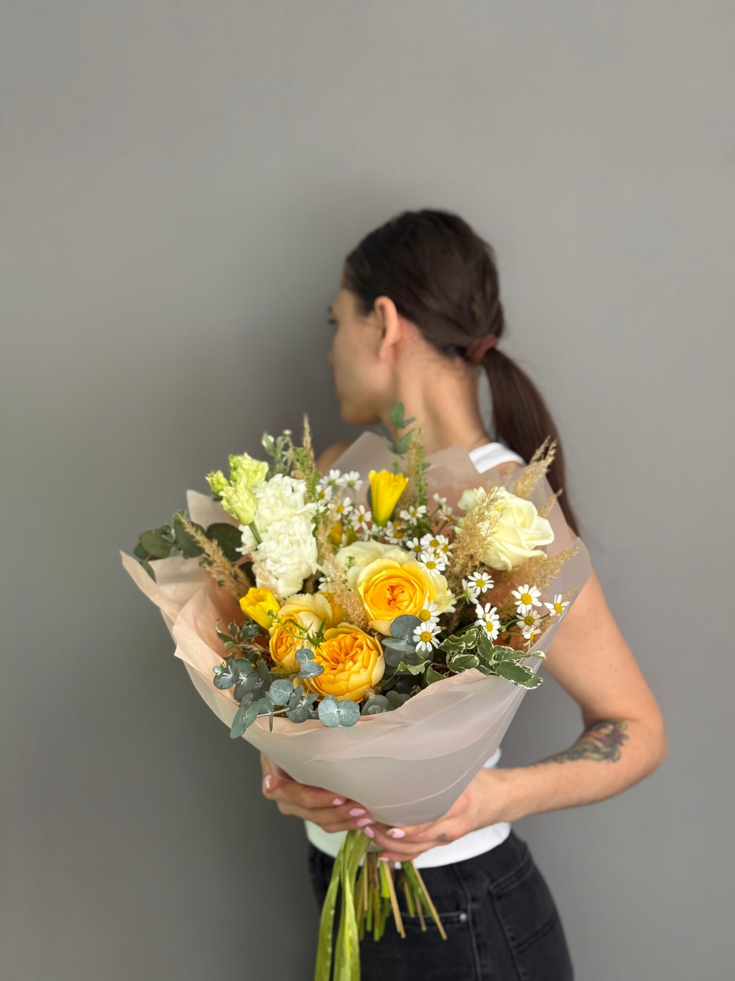 Нарциссы , розы , эустома и зелень в ярком солнечном букете «Солнечный зайчик»