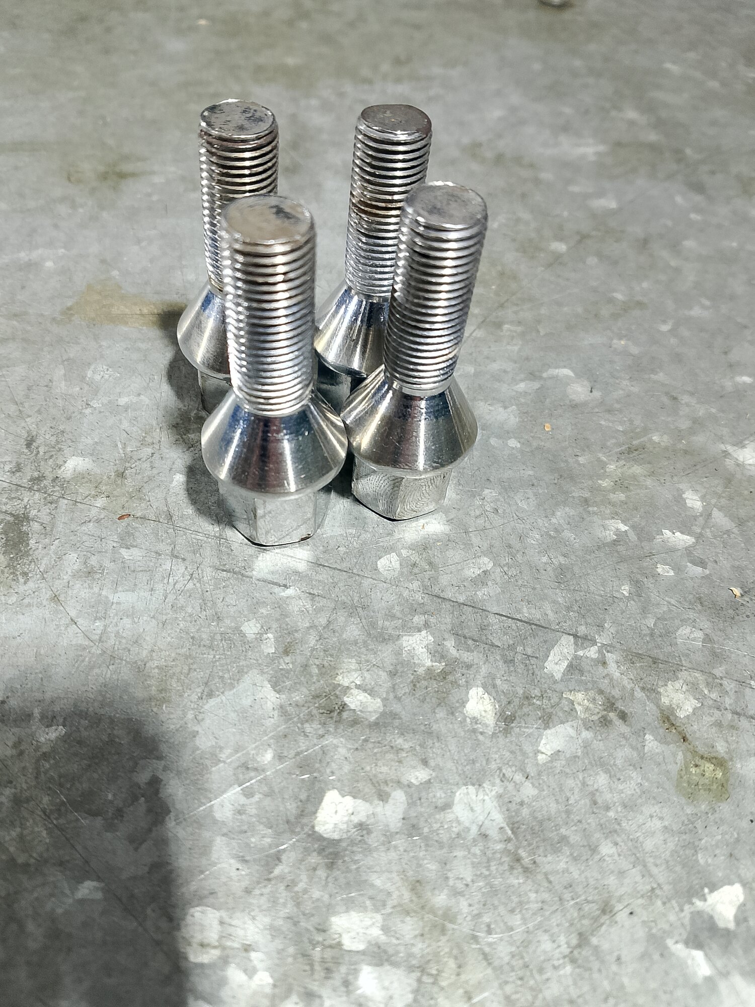 Болт колеса М12х1.25х28 конус под ключ 17мм. Для ВАЗ, Peugeot, Citroen. Комплект 4 штуки. Б/У