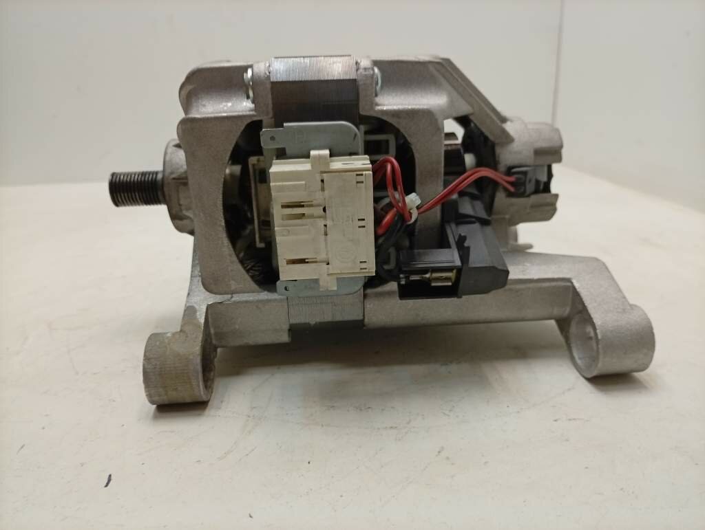 IWUE 4105 CIS кт28 Двигатель для стиральных машин Ariston Indesit C00275461 б/у