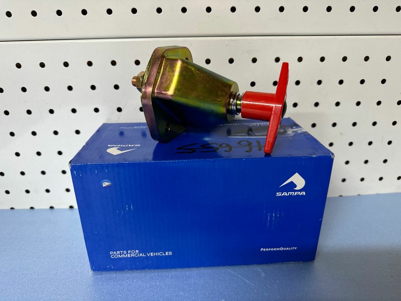 Выключатель массы АКБ DAF MAN SCANIA VOLVO красная ручка (металл)(ДАФ МАН скания вольво)