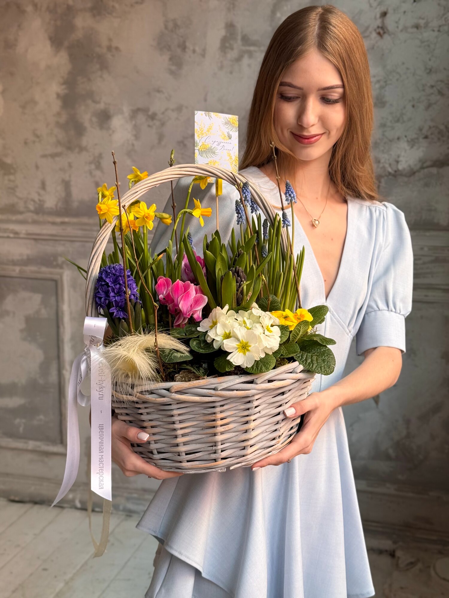 Первоцветы в большой корзине, примула, гиацинты, нарциссы, цикламены, Мускари "Весенние нотки" от Цветы с Кукушкой