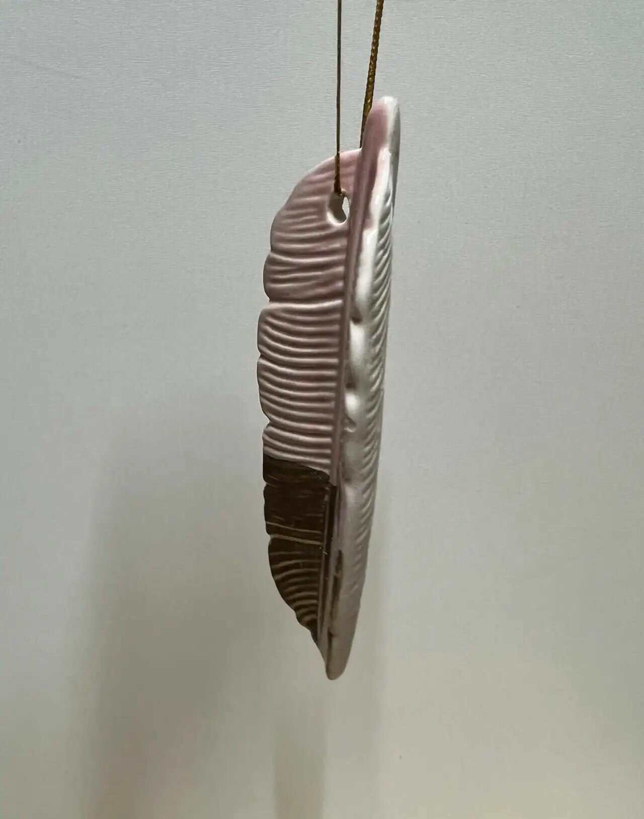 Декоративная подвеска Перо керамика