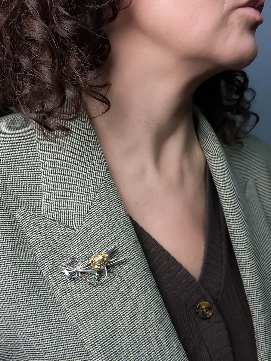 Брошь, серебро, 925 проба, золочение, родирование, изумруд синтетический