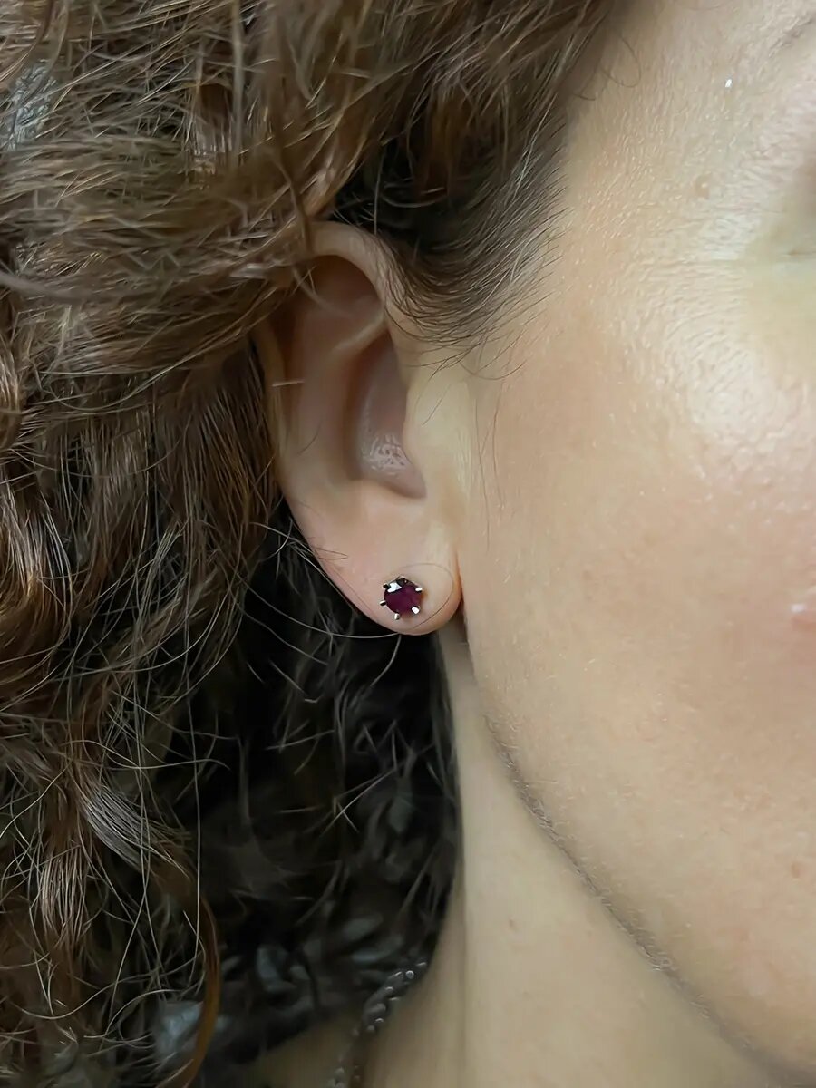 Серьги пусеты, белое золото, 585 проба, родирование, рубин