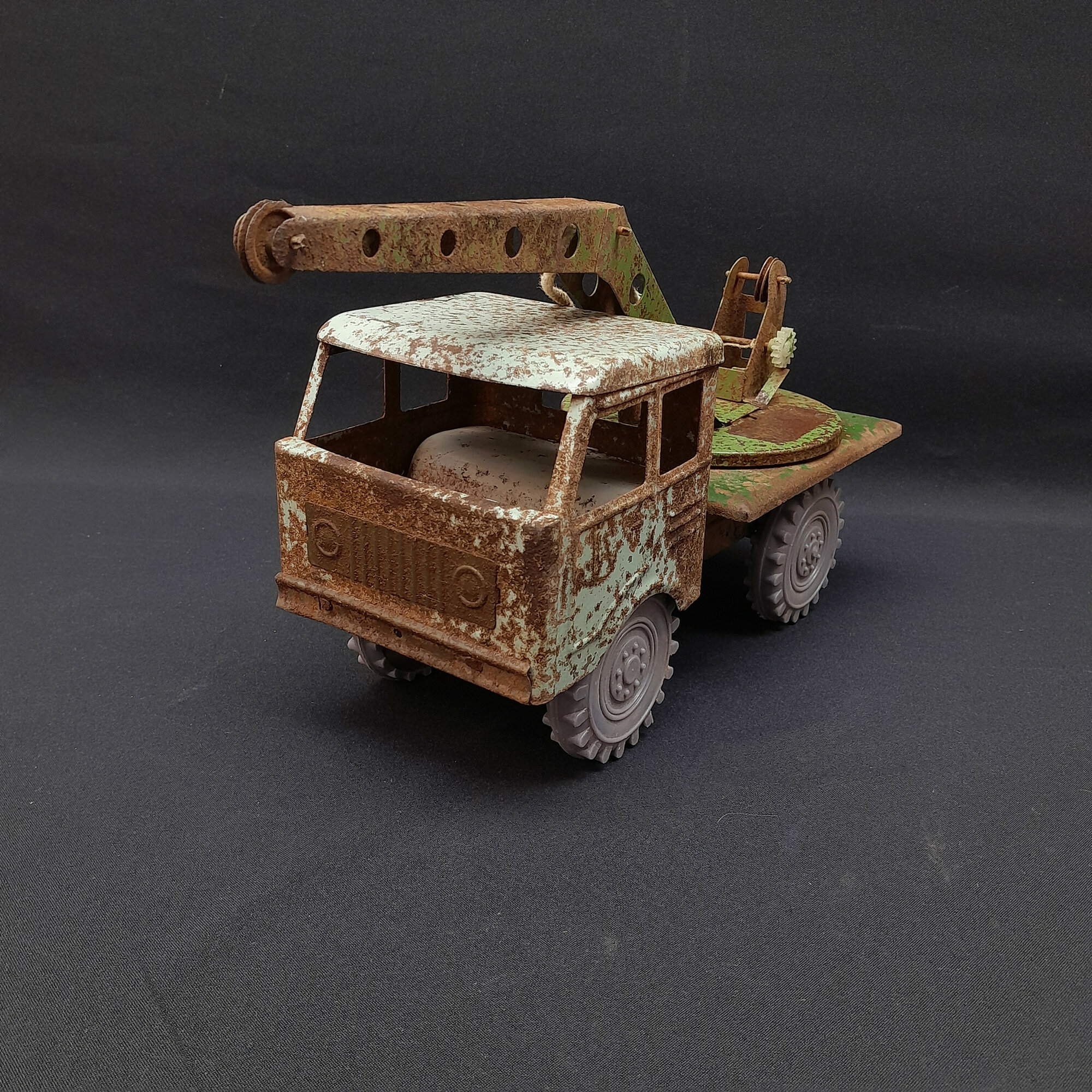 Винтажная игрушка жестяной грузовик кран, СССР