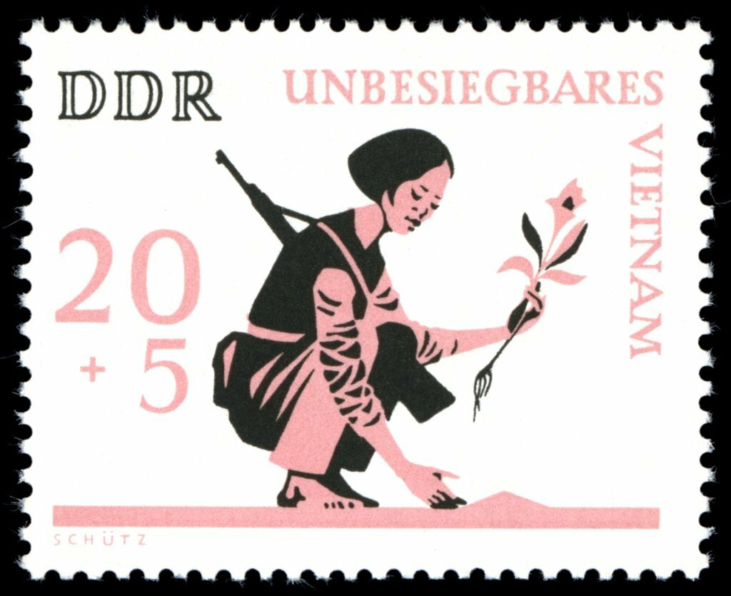 (1966-071) Марка Германия (ГДР) "Вьетнамка" Непобедимый Вьетнам III