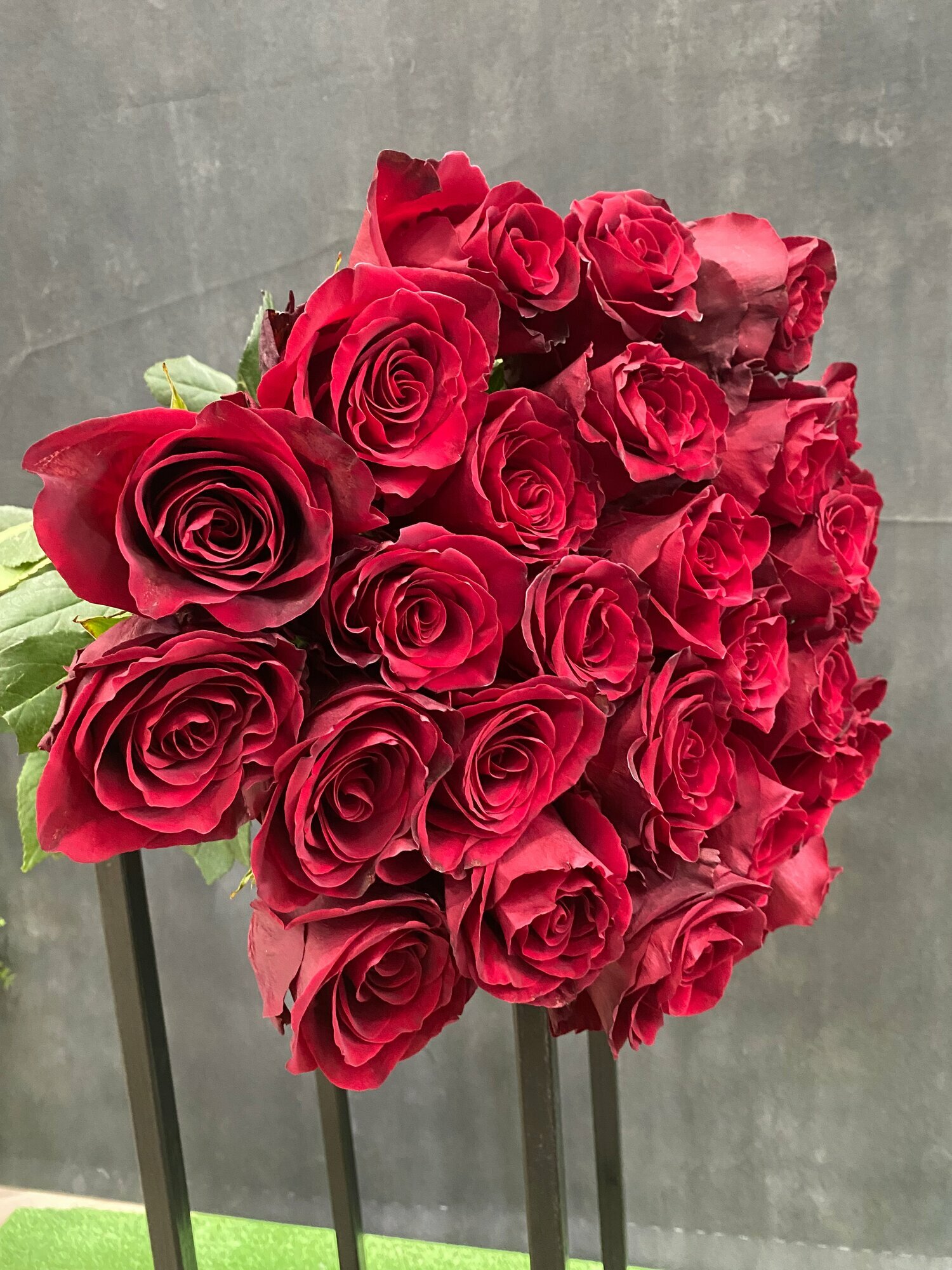 Королева роз букеты из красной розы Эксплорер высокие стебли 80 см