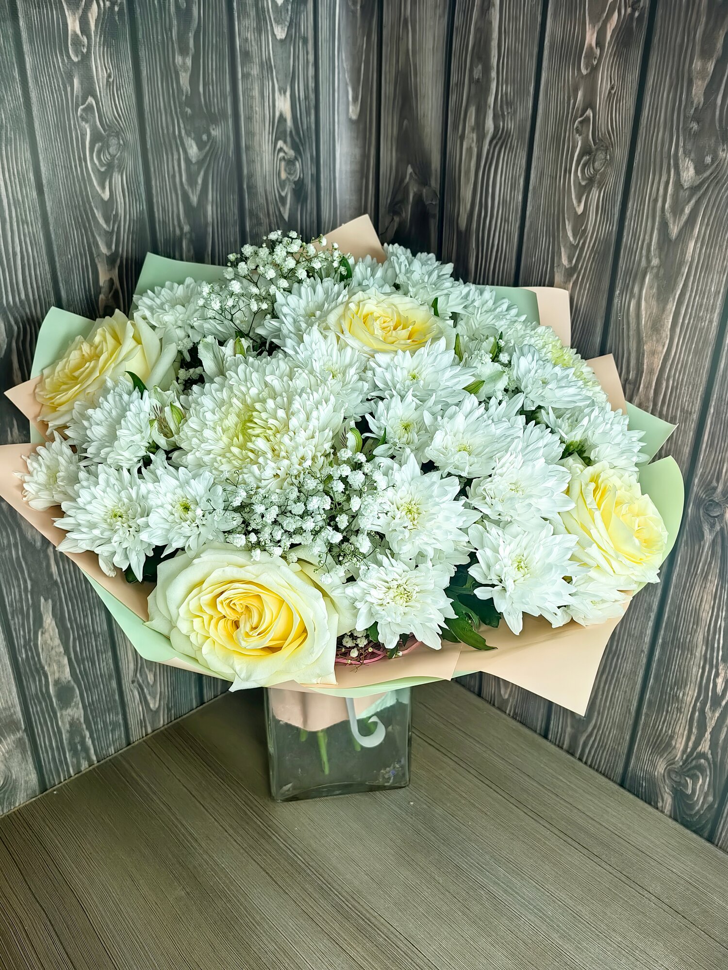 Букет цветов «Белоснежный» -хризантема, роза, гипсофила, белый, аромат