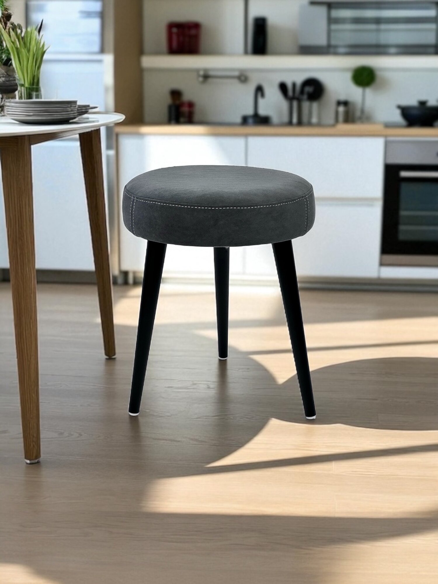 Табурет кухонный, графитовый, ножки деревянные черные. Табуретка на кухню, съемный антивандальный чехол.