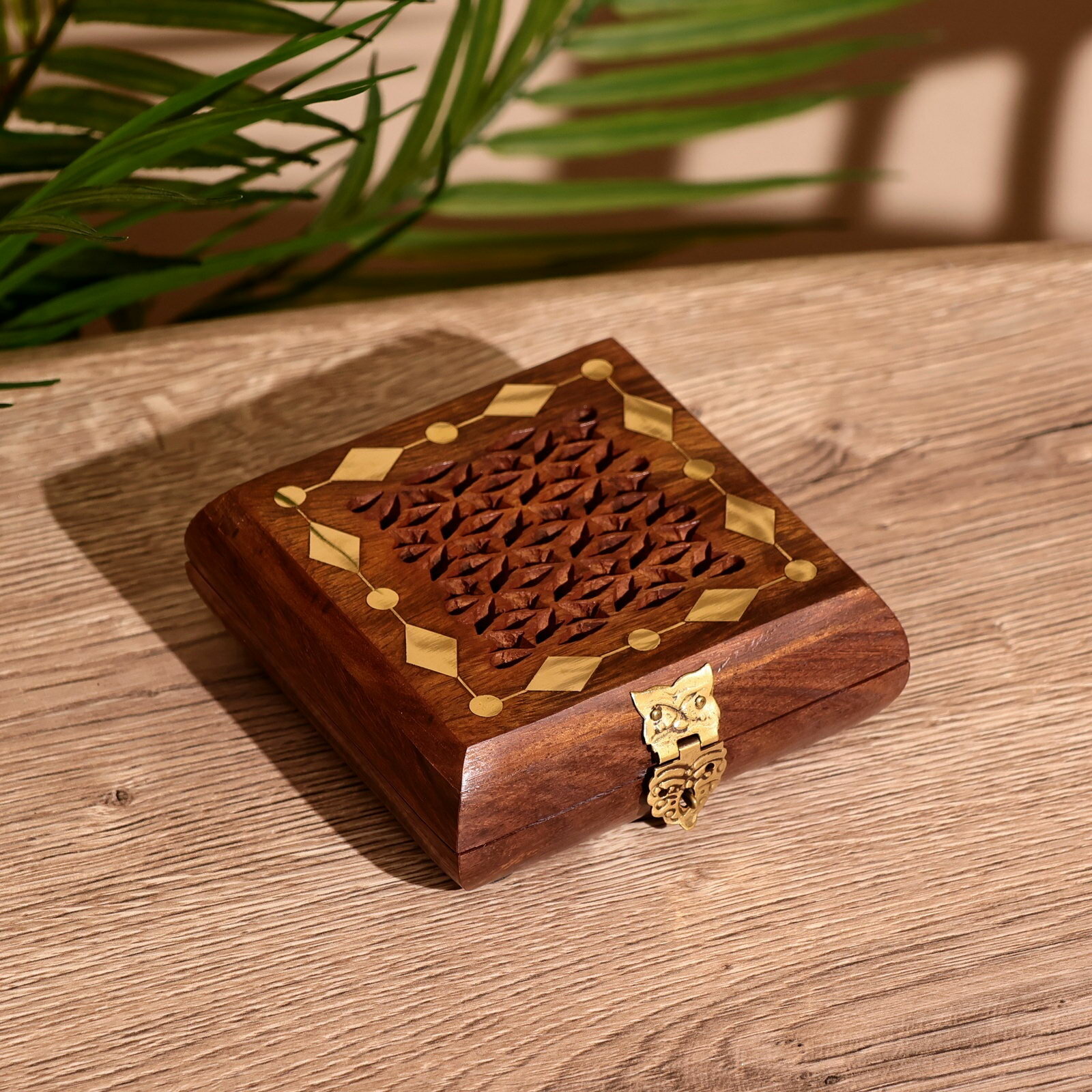 Шкатулка резная, 10x10x4 см, дерево шишам, особенности шкатулки: без особенностей