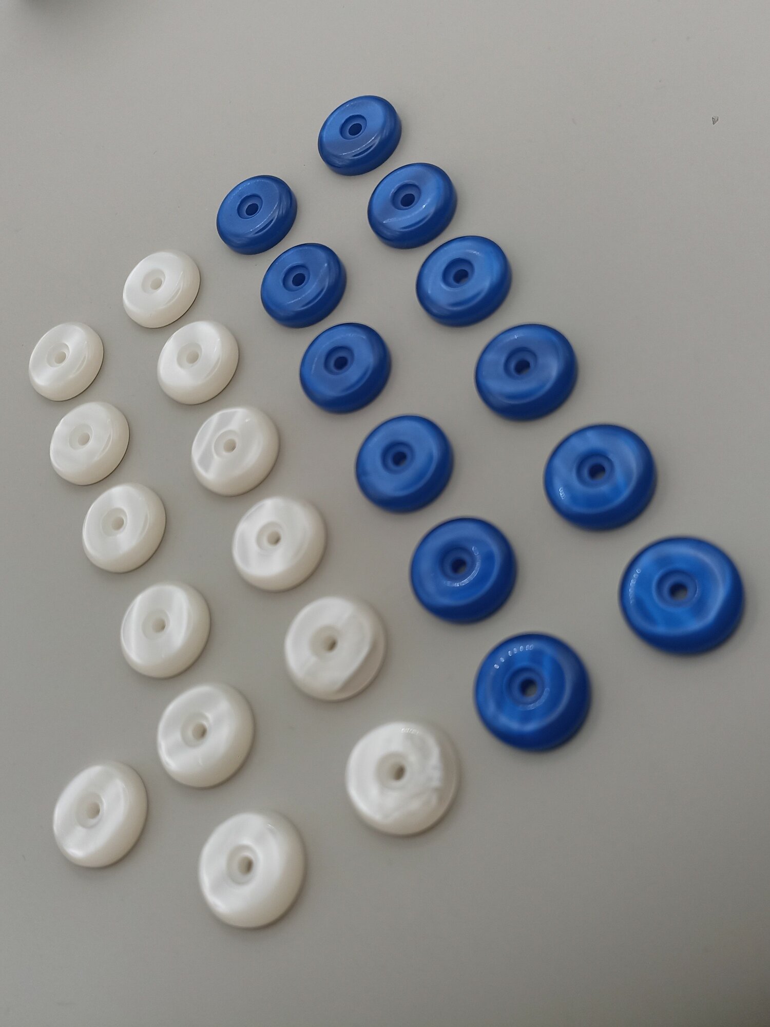 Кнопки гармонные белые перламутровые и синие перламутровые с центральным отв, D14хd2 для правой клавиатуры гармони 25х25