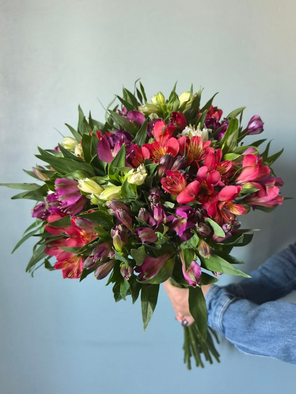 Букет живых цветов ярких альстромерий – взрыв красок и долгая радость!