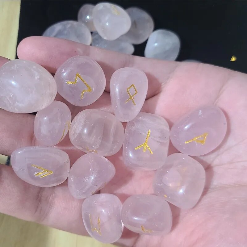 Набор рун из белого хрусталя и черного оникса 24 шт. rose quartz