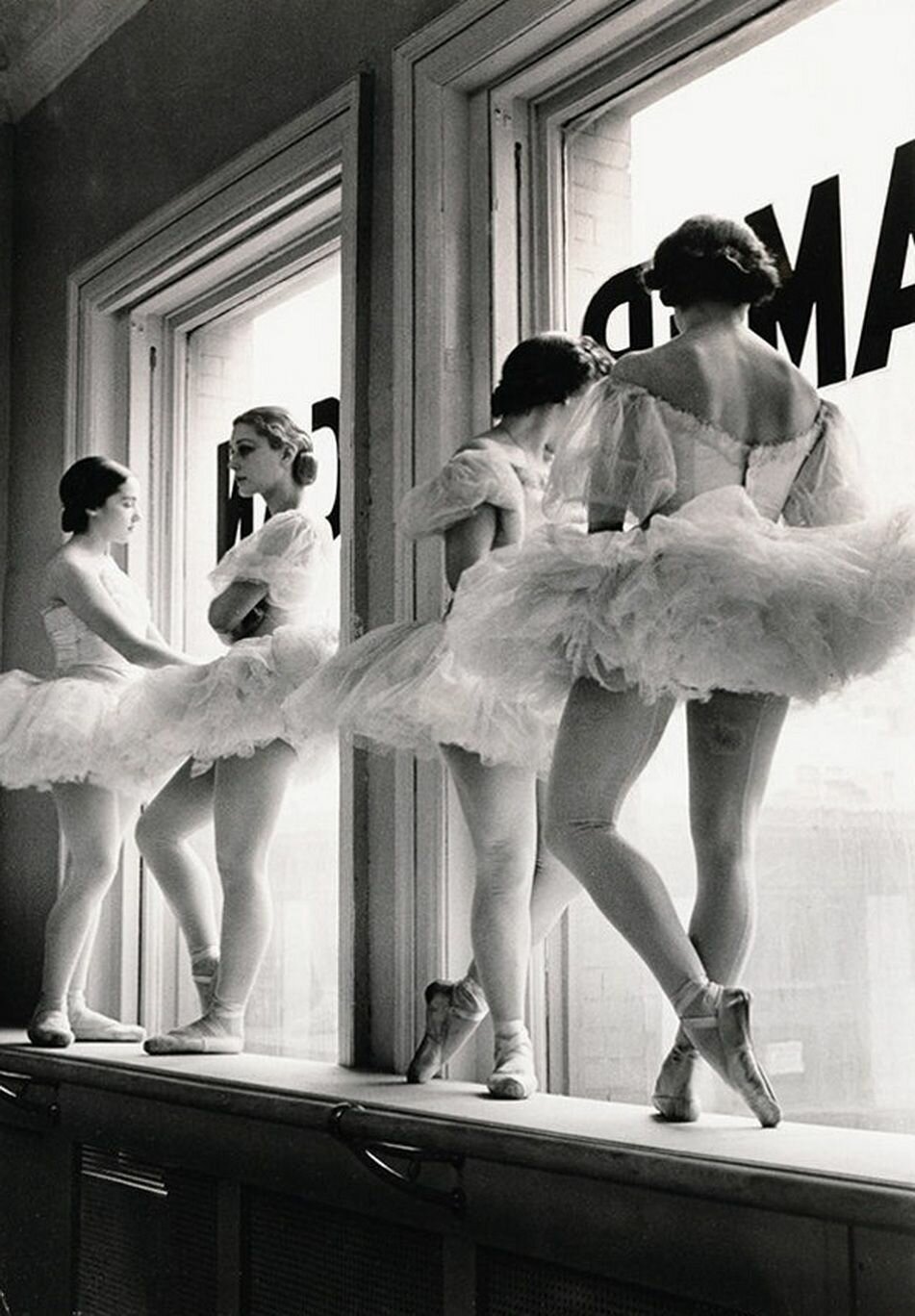 Плакат, постер Балерина на бумаге, размер 21х30см