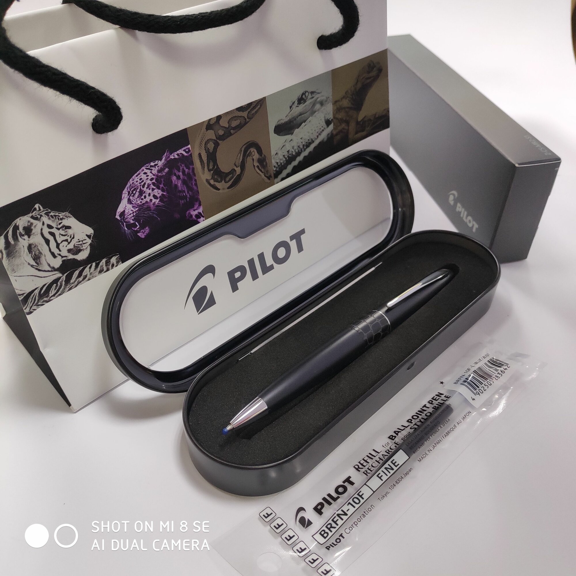 Ручка шариковая Pilot в подарочной упаковке с запасным стержнем "МR2" чёрный крокодил.