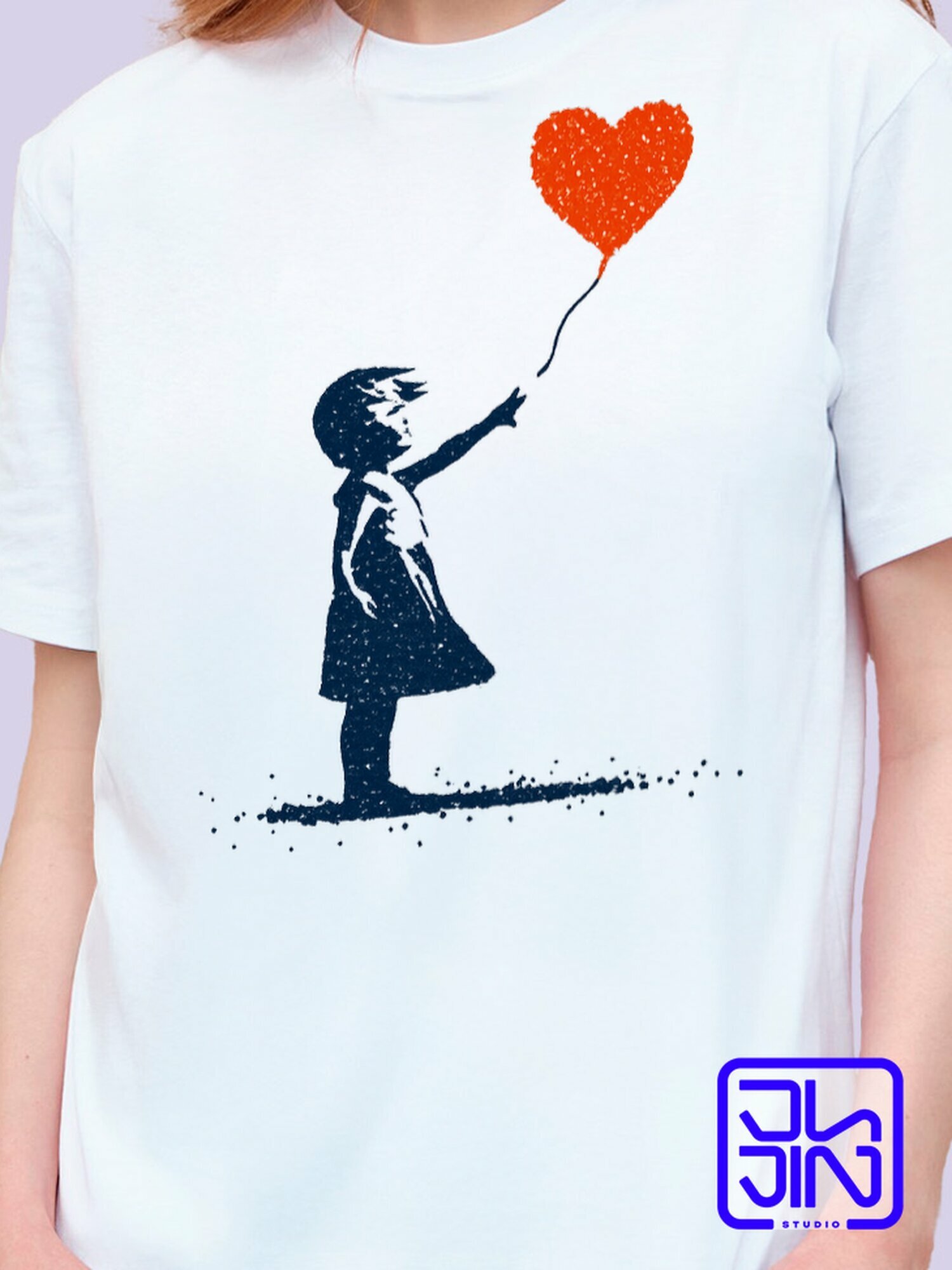 Футболка классическая женская с авторским принтом Девочка уличная в темно-синем платье с белым сердцем и красным воздушным шаром, белый хлопковый трикотаж с прикольным рисунком на груди