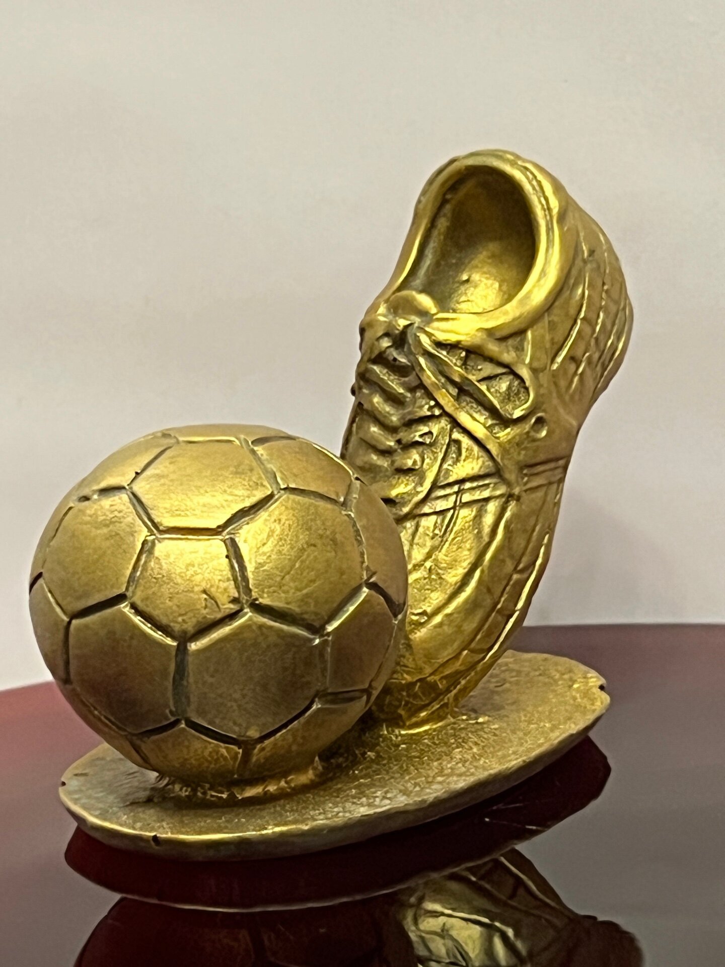 Шоколадная фигура "Золотая Бутса с мячом", темный шоколад, ручная работа