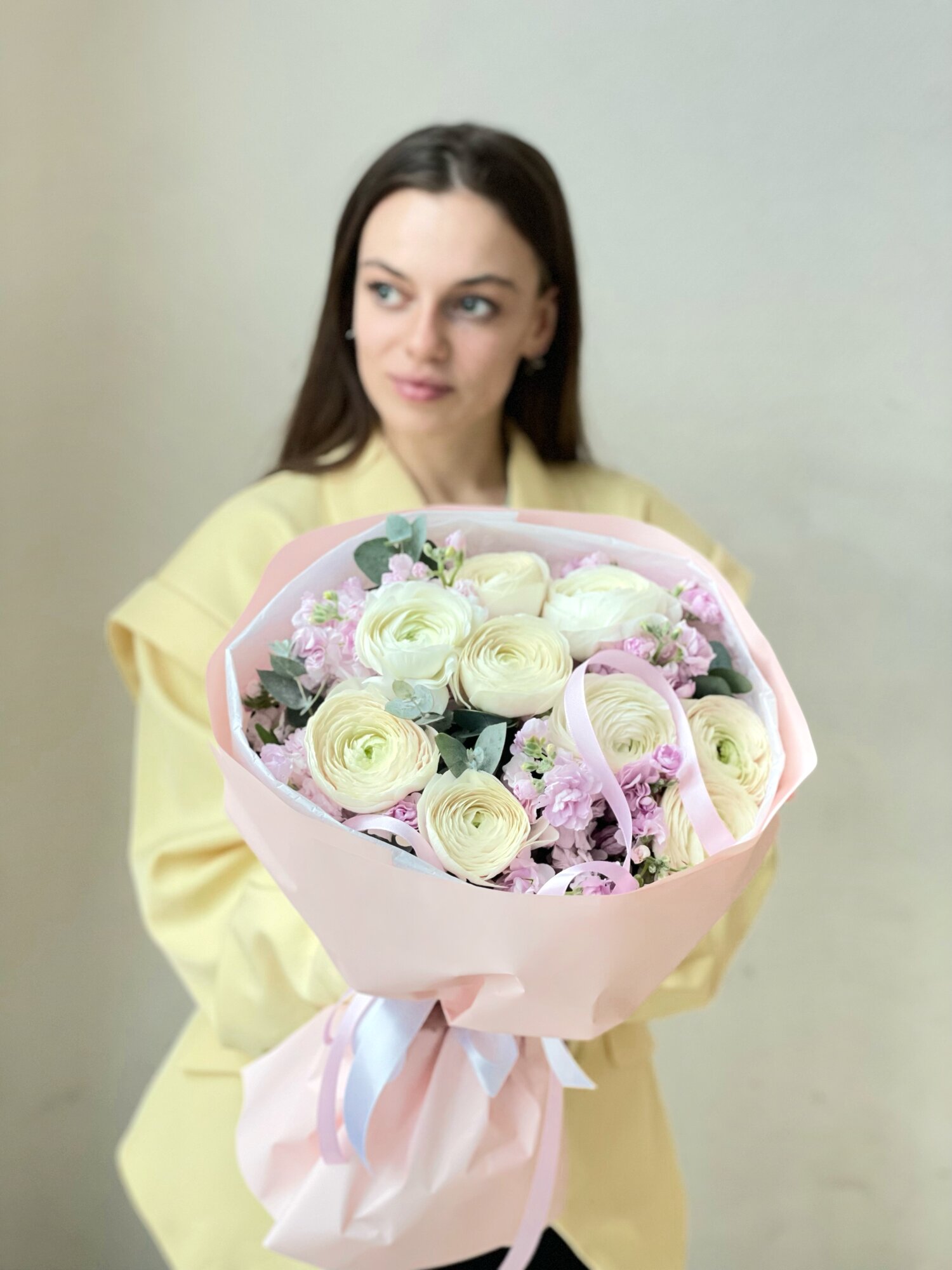 Букет ранункулюсов/лютиков с ароматной маттиолой ко дню матери