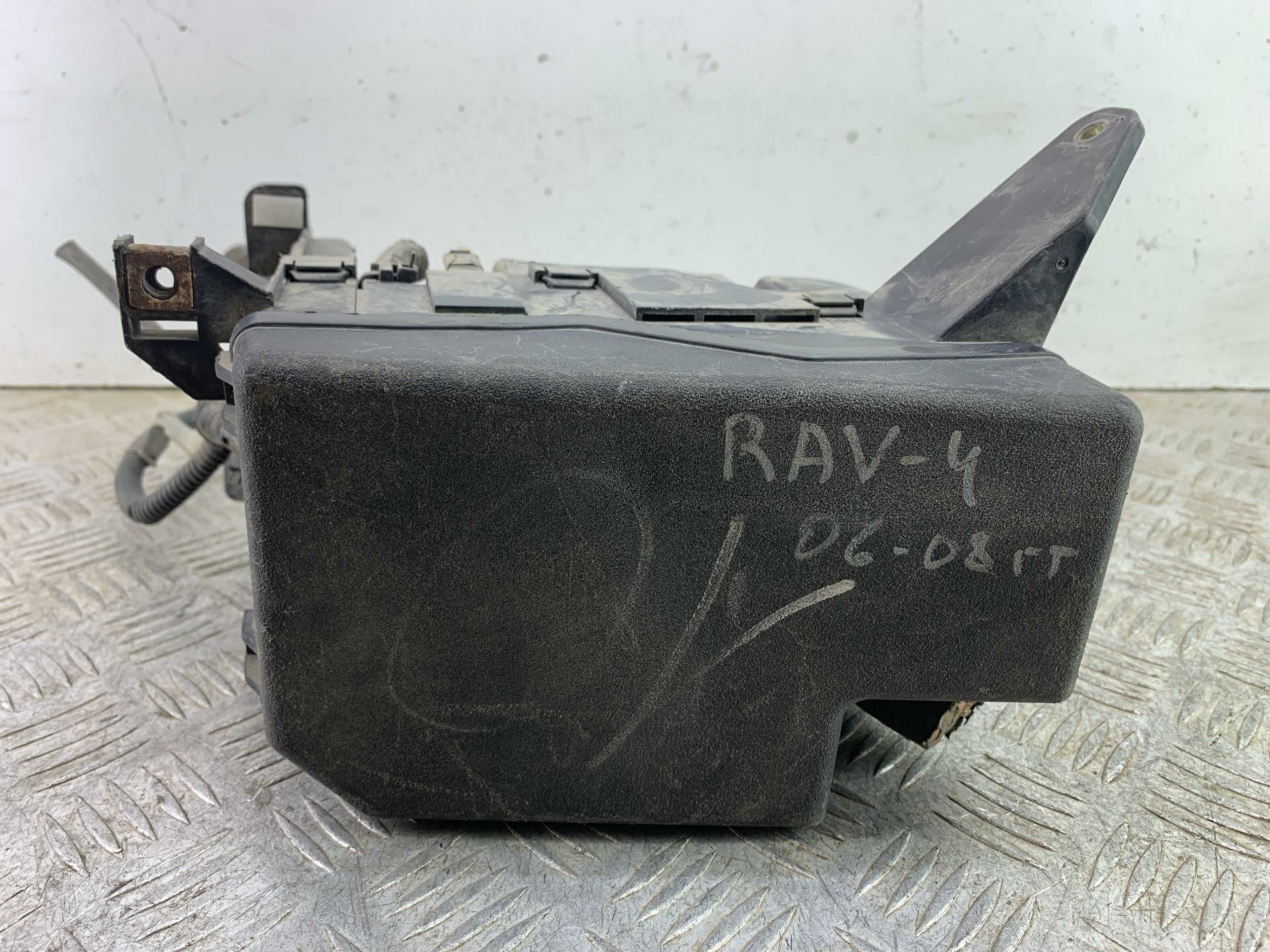 Блок реле и предохранителей Toyota RAV4 3 XA30 (2005 - 2008) 8266242180