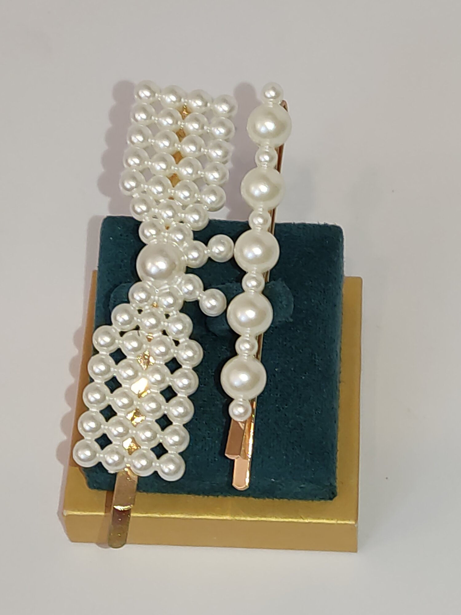 Набор из 2 заколок - невидимок для волос "Жемчужные", золотистый металл, пластик