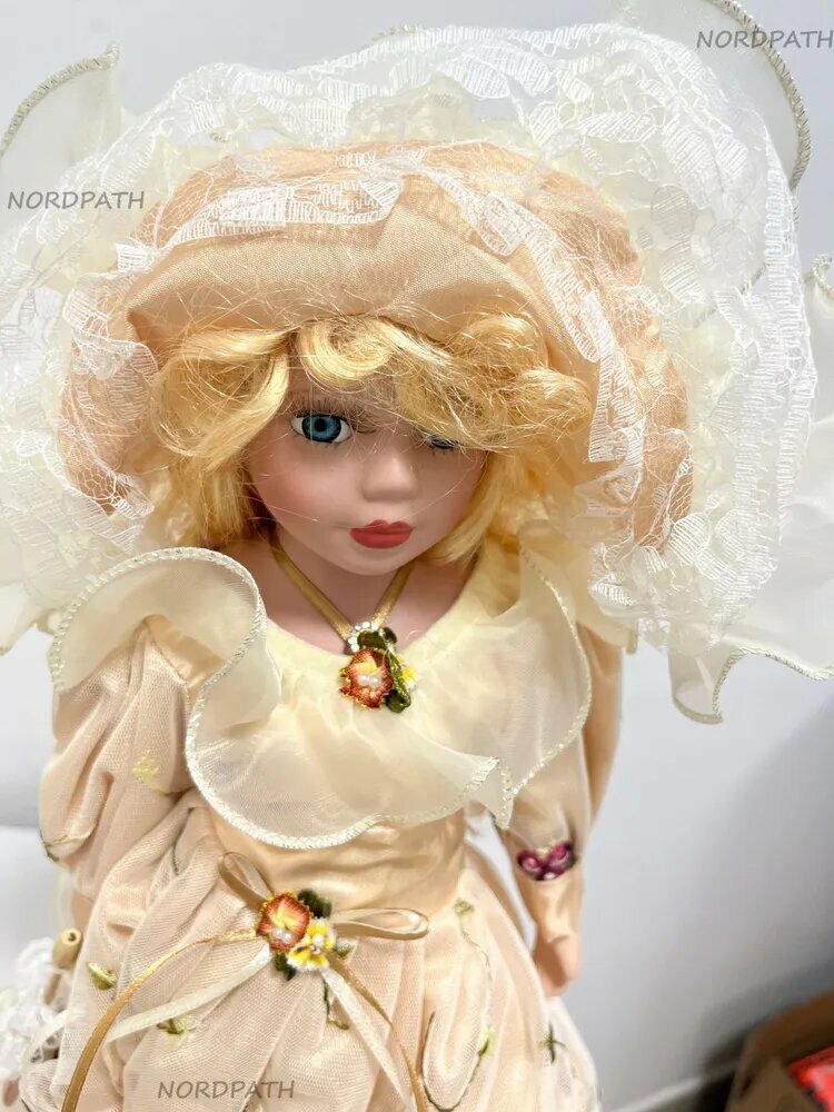 Фарфоровая кукла 40 см в викторианском стиле с деревянным кронштейном