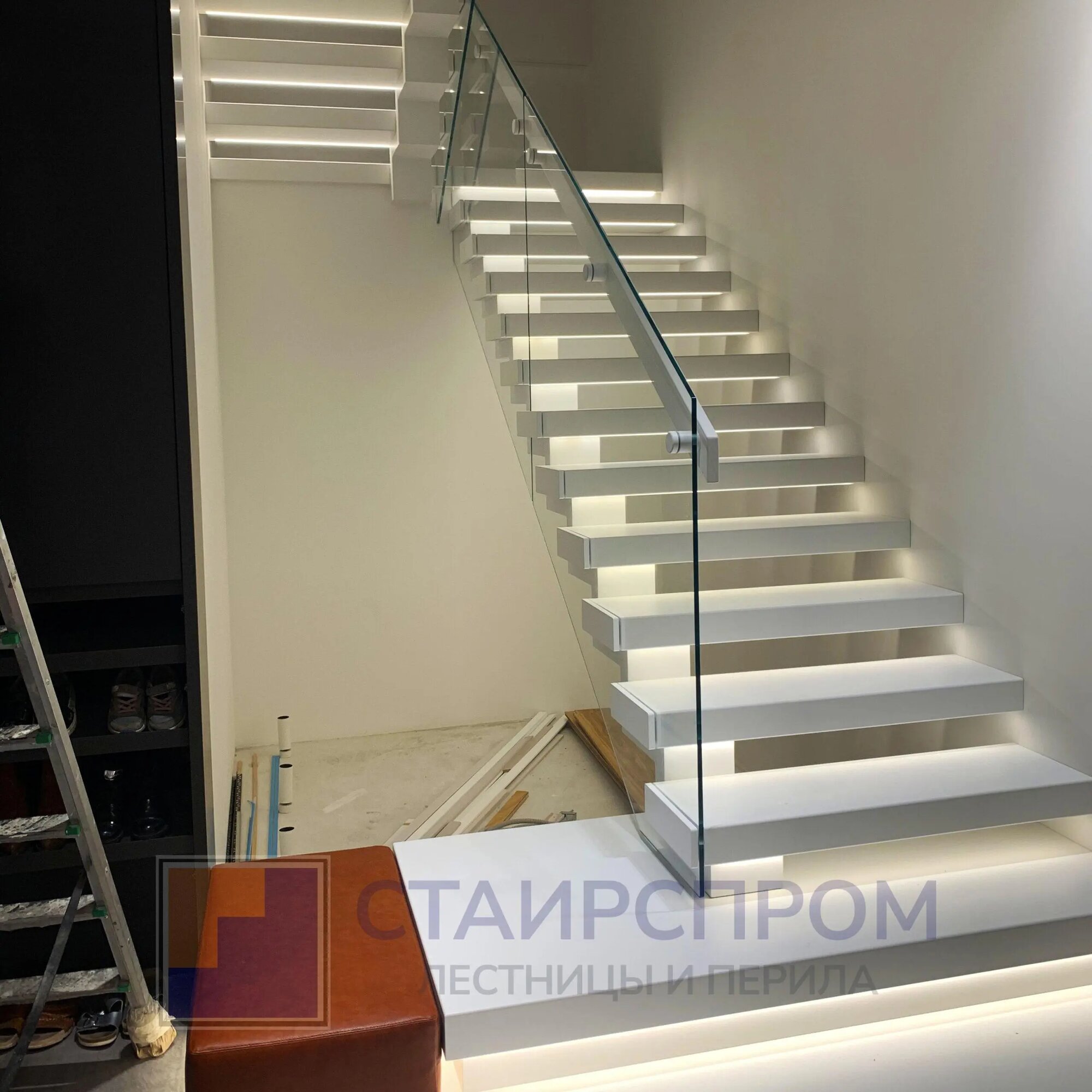 Лестница на косоуре с перилами из стекла L=2500 мм, H=2750 мм. СтаирсПром