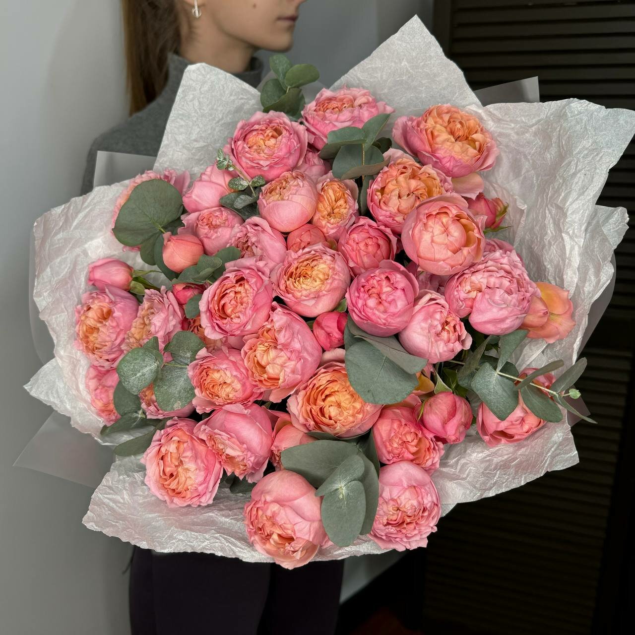 Букет персиковых пионовидных кустовых роз с ароматным эвкалиптом VER FLOWERS