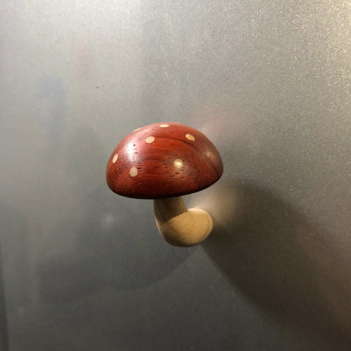 Магнит на холодильник из массива орехового дерева в форме гриба, милый декоративный магнитный стикер ручной работы, креативный деревянный декор для дома.