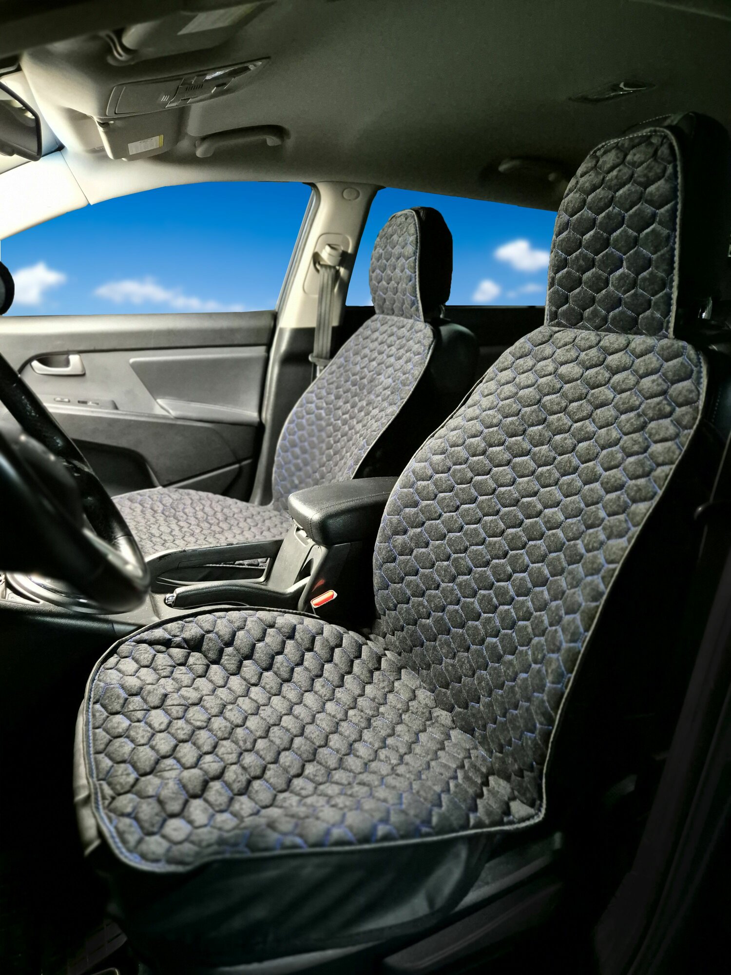 Накидки для Audi A1 A3 A4 A5 A6 A7 A8 / Ауди Q3 Q5 Q7 Q8 / 80, 100 и др. на передние сиденья с подголовником и защитой боковин с узором соты из велюра, черный с синей строчкой