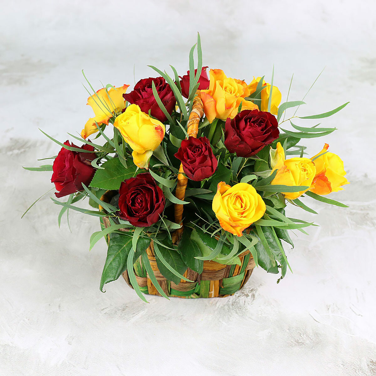 Монобукет Букет Маркет "Желтые и красные розы", 15 шт, в корзине