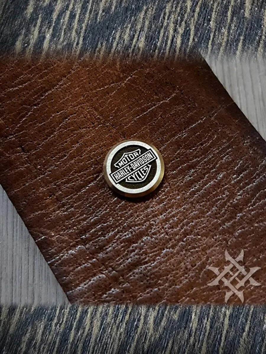 Ременной винт с гравировкой Harley Davidson, латунь, 4 шт, 7х10 мм, плоская шляпка