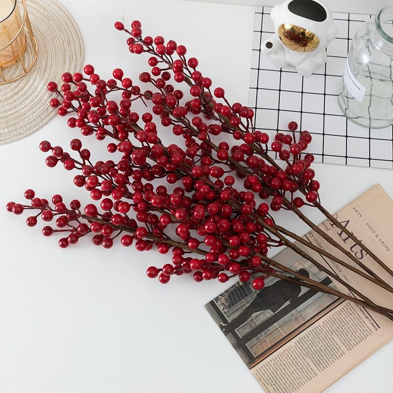 Символ богатства и удачи - Имитация плодов остролиста и плодов падуба для новогоднего и рождественского декора в домашнем интерьере два букета