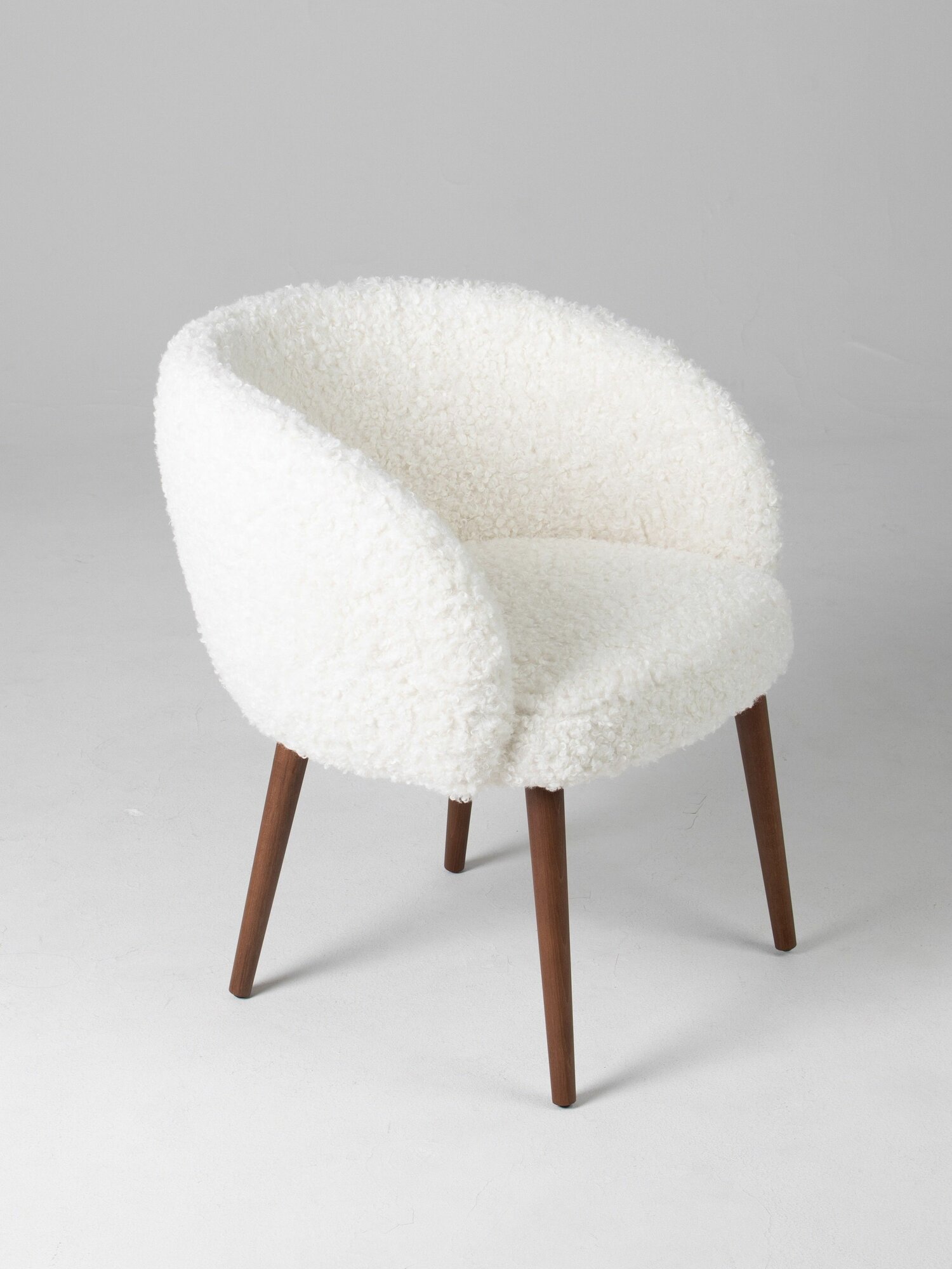 Кресло дизайнерское мягкое HOLLY, белый мех, ножки массив бука цвет орех