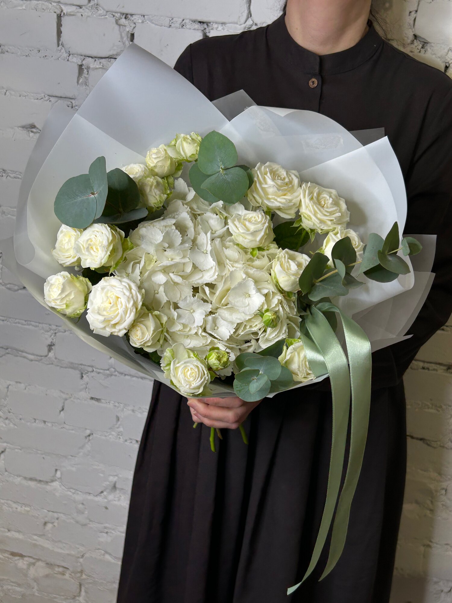 Букет из живых цветов, гортензии, кустовые розы, эвкалипт, дизайнерская упаковка