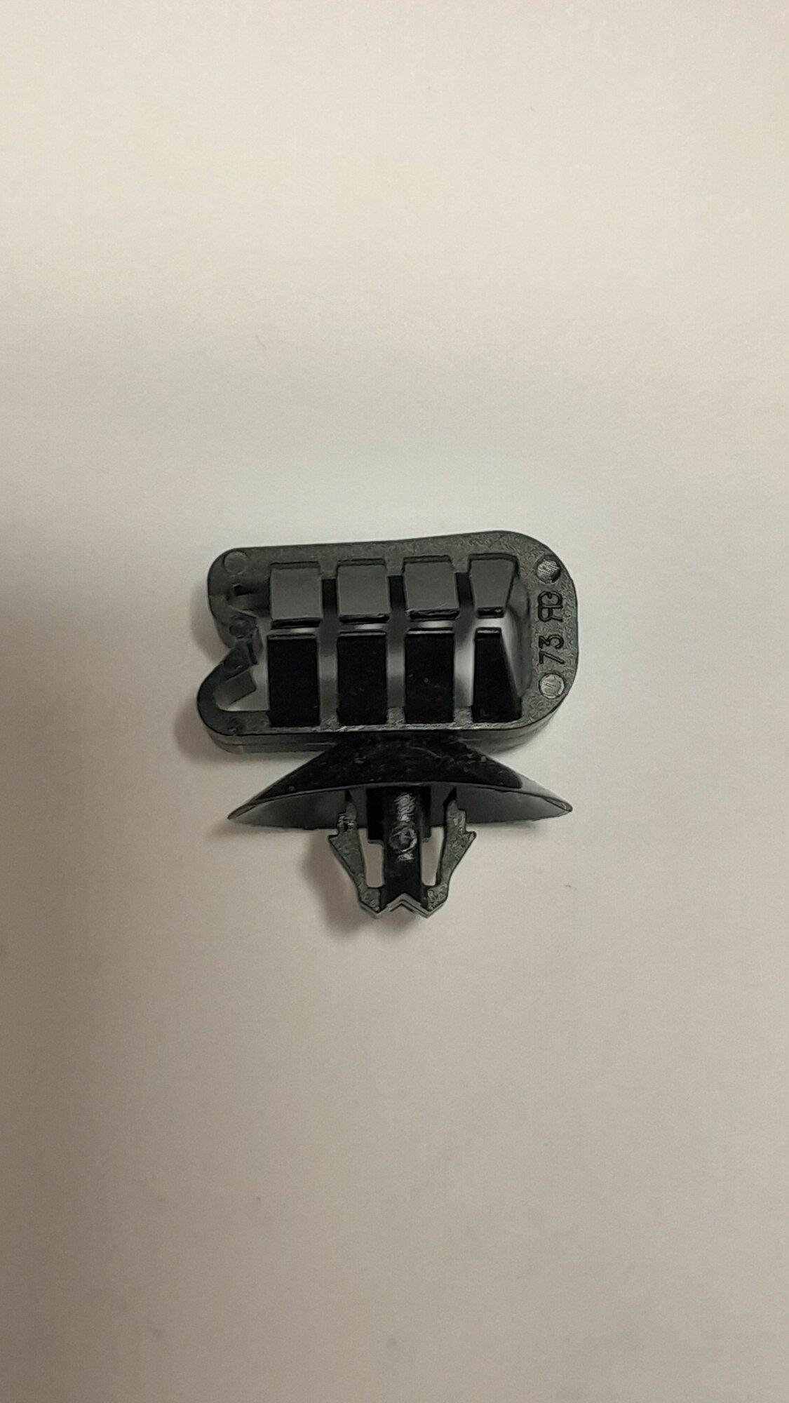 Пистон фиксатор ( кронштейн ) крепления трубки омывателя и провода антенны Renault и Lada 7703079631 .