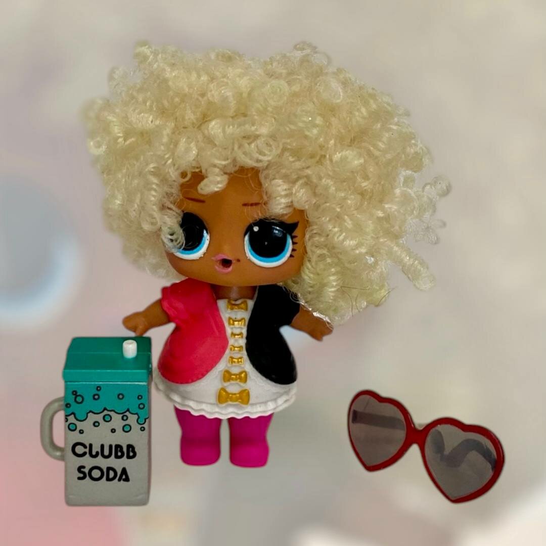 Кукла LOL Surprise OMG "Шарнирная" с очками, с белыми кудряшками, 8 см