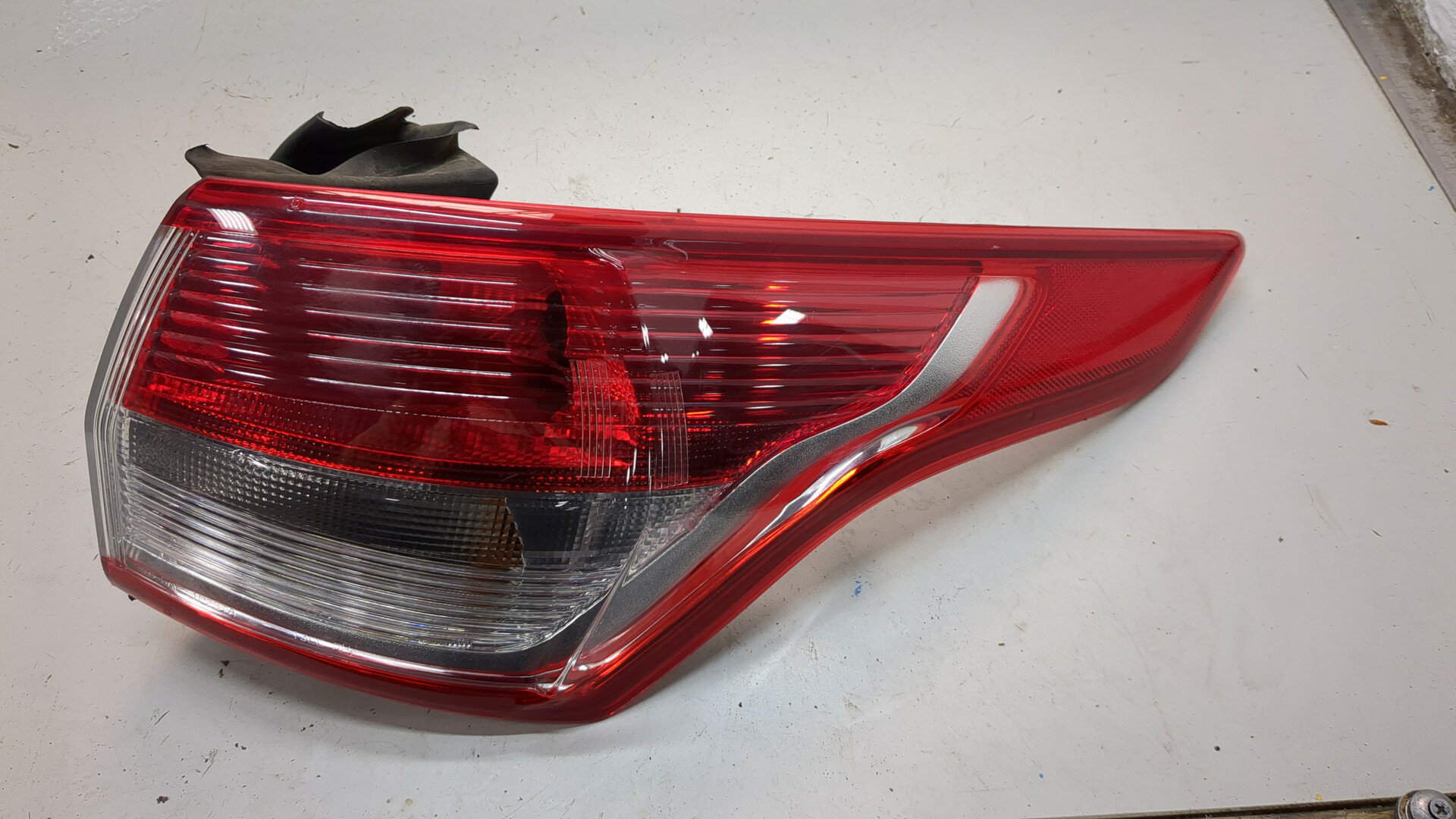 Фонарь (задний) правый Ford Escape Б/У