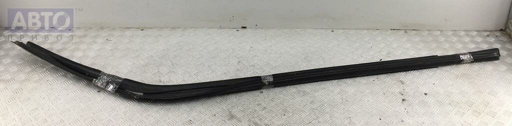 Молдинг наружный кузовной передний левый Volkswagen Golf-3