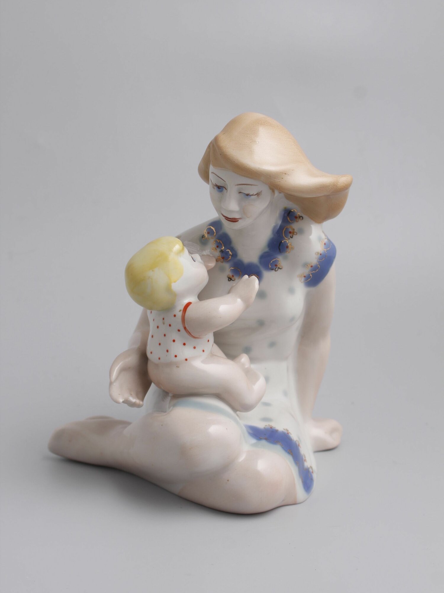Антикварная статуэтка "Материнство: мать и дитя", фарфор, Полонский ЗХК, 1960-70 гг.