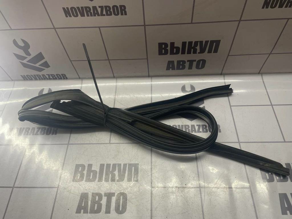 Уплотнитель стекла двери Ford Fiesta 2001-2007