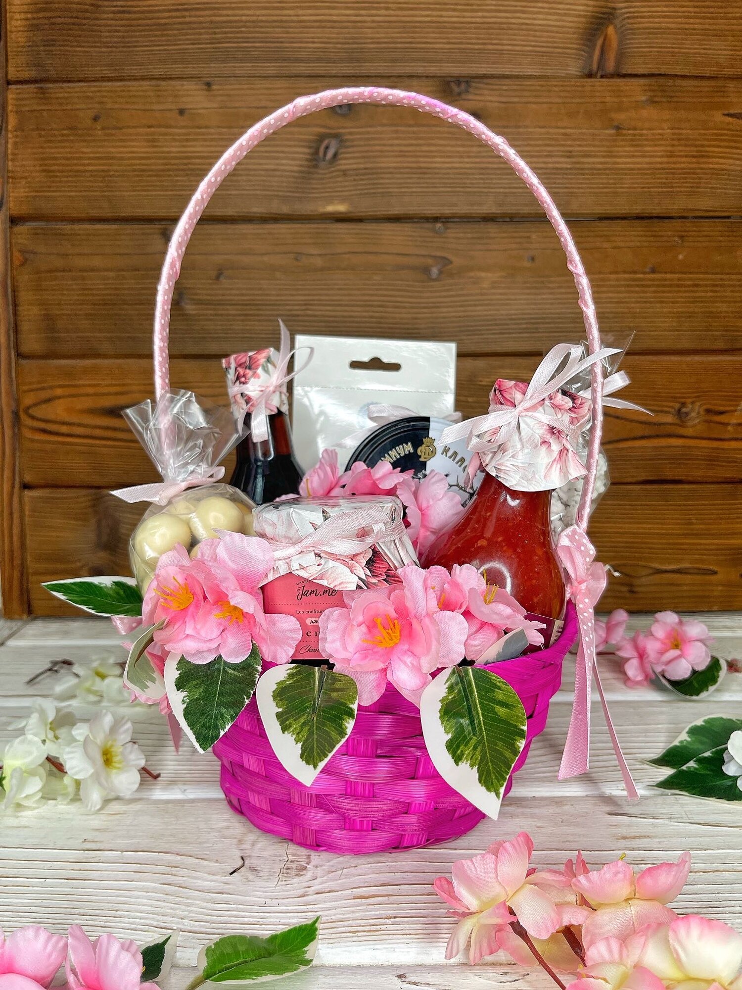 Подарочная корзина ZakazPodarka24 «Фуагра и фламинго», паштет, джем, соус, сбитень, фундук, миндаль