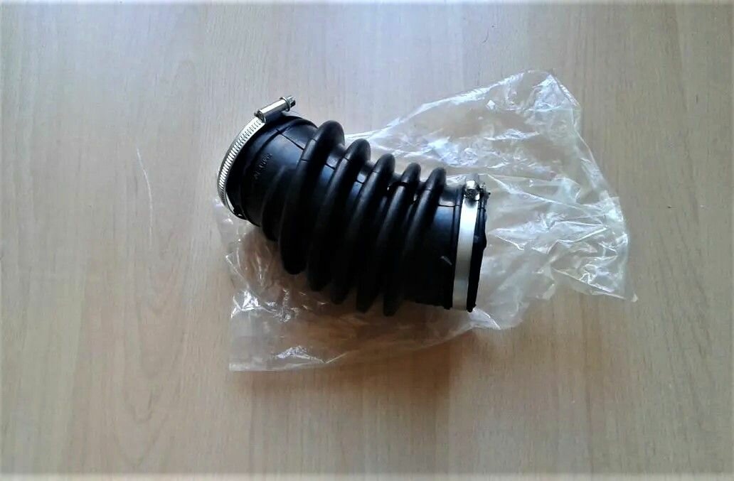 Патрубок дроссельной заслонки с хомутами гофра воздушного фильтра на Форд Фокус 2 (1.8-2.0 л), С-Max