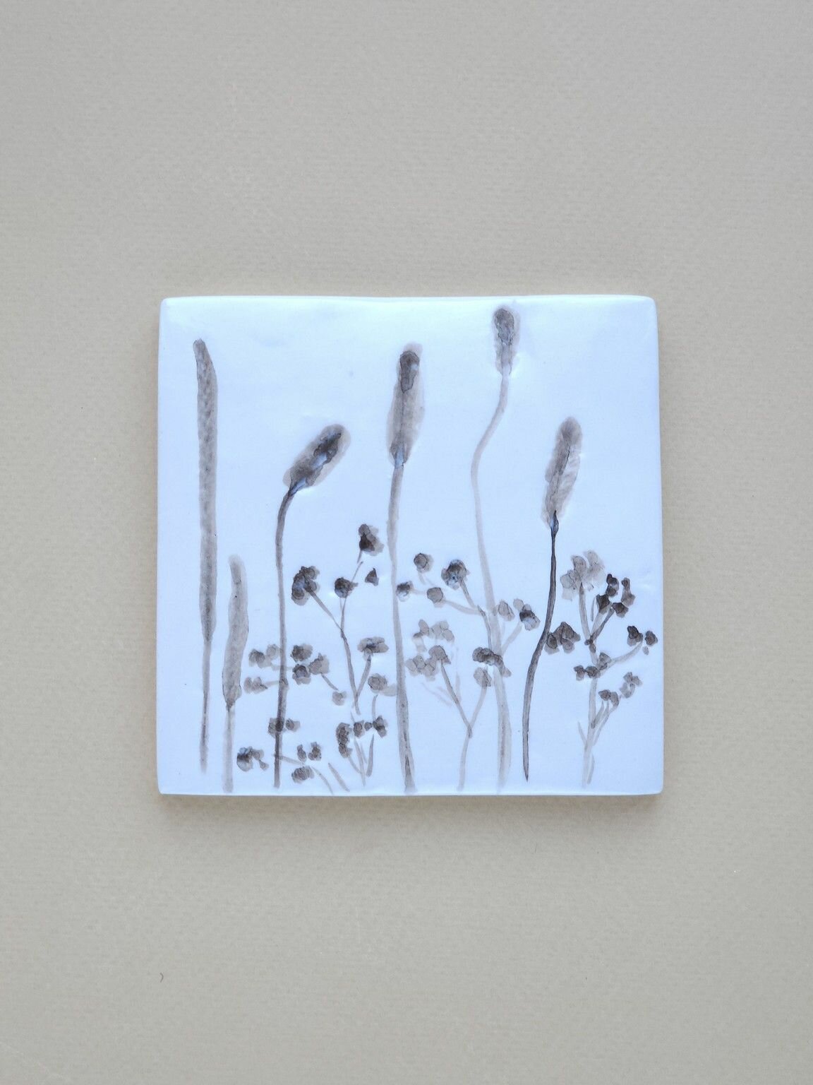 Лаванда (коричневая). Цветы на белом. Панно, изразец, настенный декор, плакетка, украшение настенное интерьерное. Ярославская майолика. Керамика ручной работы. Сделано в России.