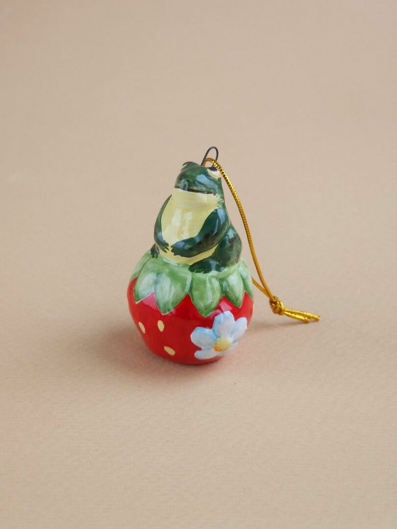 Ёлочная игрушка "Лягушка на клубничке". Ярославская майолика. Керамика ручной работы. Сделано в России.