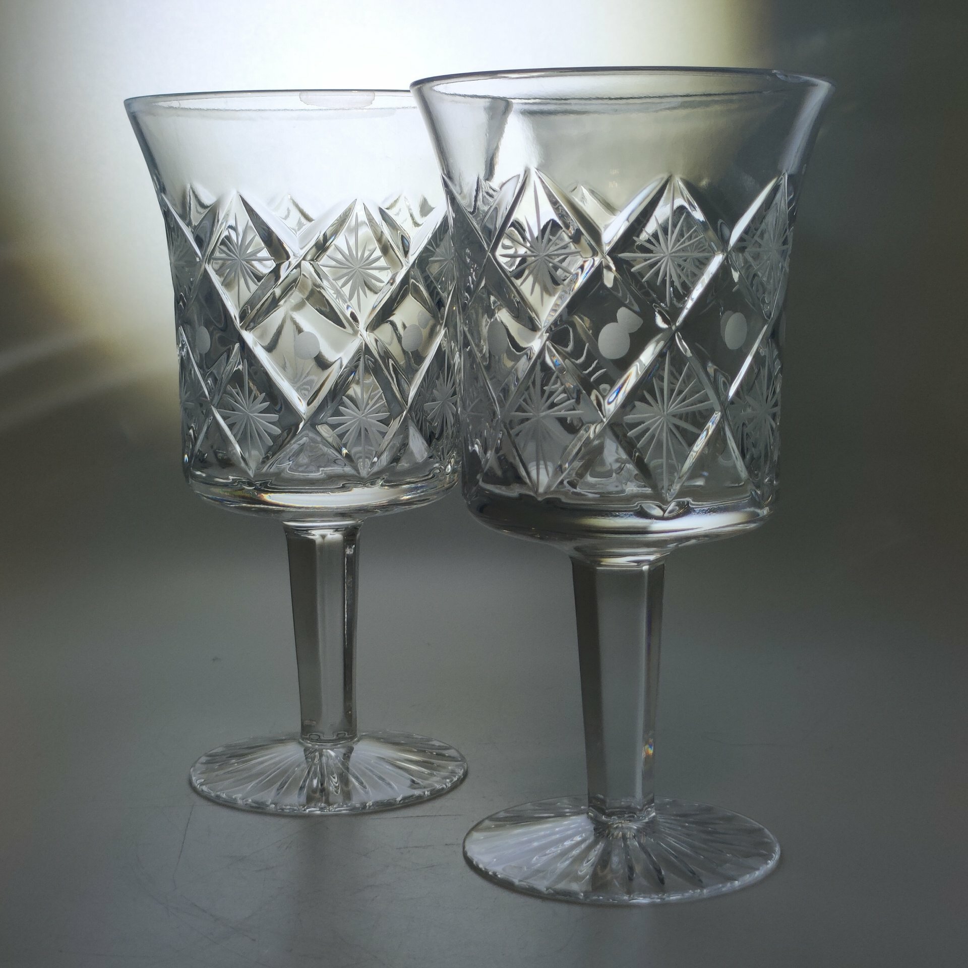 Пара бокалов с резным декором из сервиза "Россия", автор С. К. Пивоваров, хрусталь