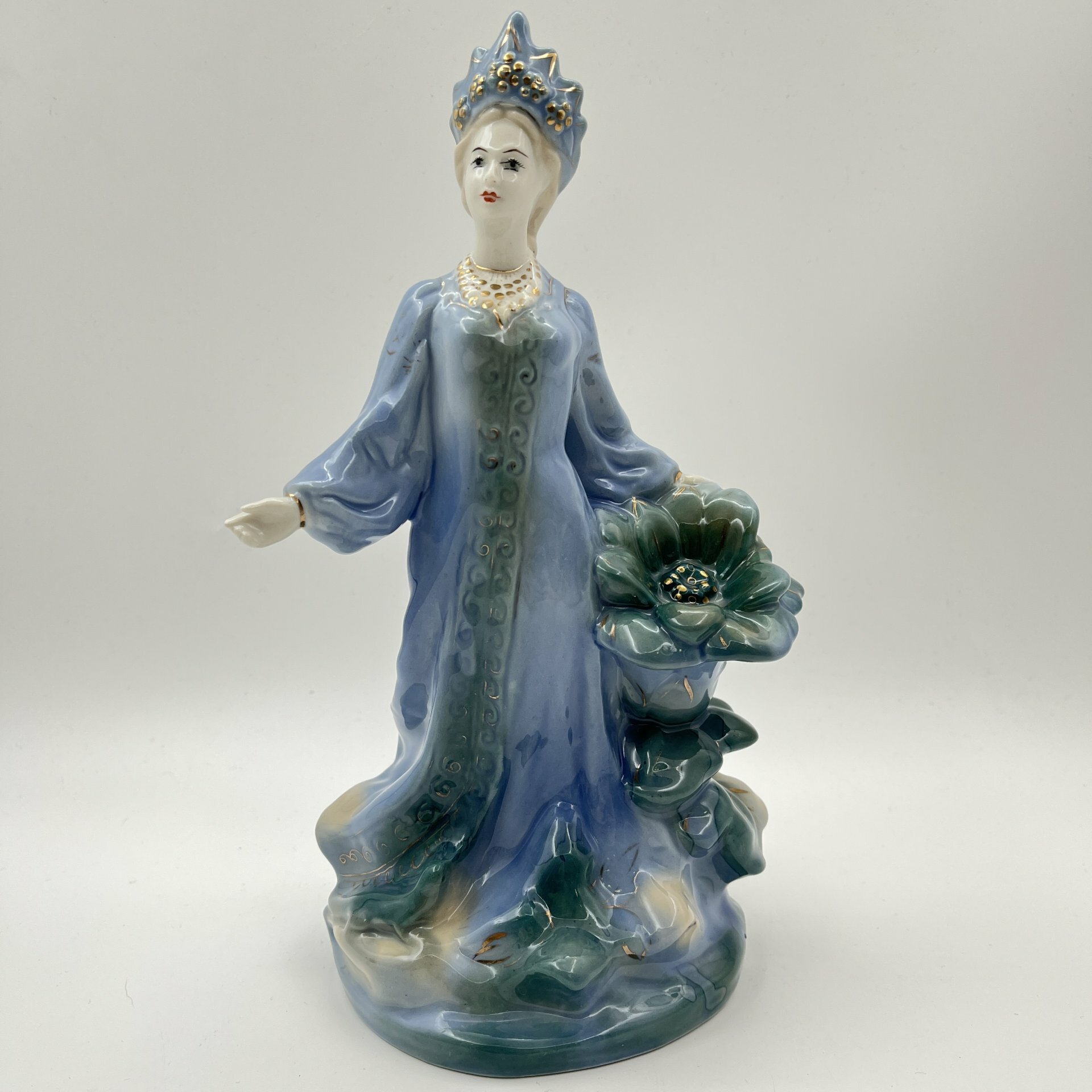 Статуэтка "Хозяйка медной горы", скульптор Л. Н. Шушканова, фарфор, роспись