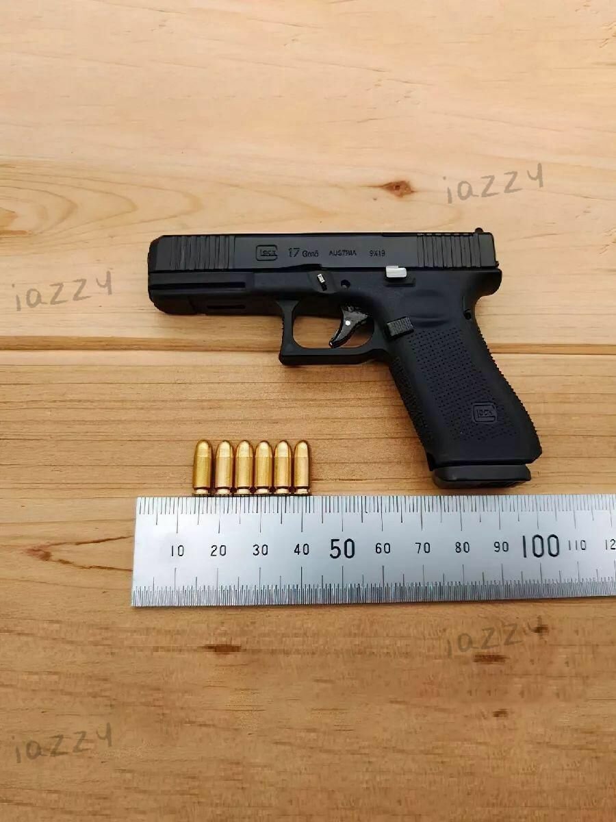 Коллекционный брелок-муляж Glock 1:2 с магазином, перезарядкой и экстракцией гильзы — подарок фанатам игр PUBG/CS